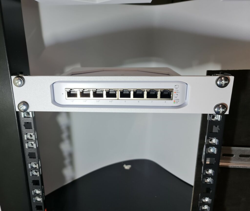 UniFi Switch Lite 8 (PoE) 10-inch 1U Rackmount - ThreeDee - Voor al uw ...